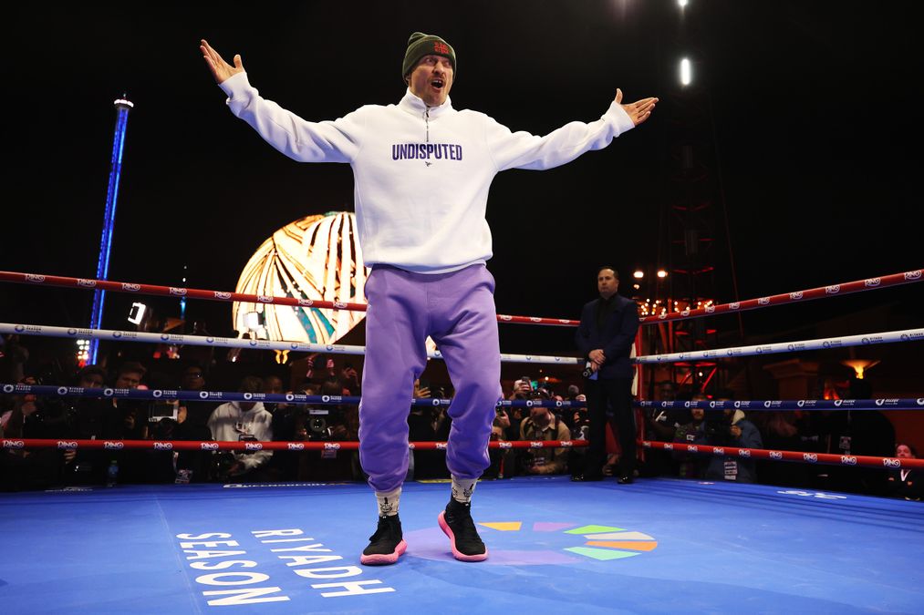 Александр Усик может провести бой с Чжаном Чжилеем в 2025 году Fight